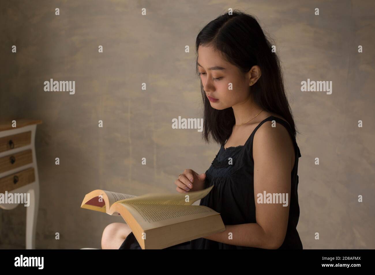 beautiful asian woman reading a book Stock Photo - Alamy