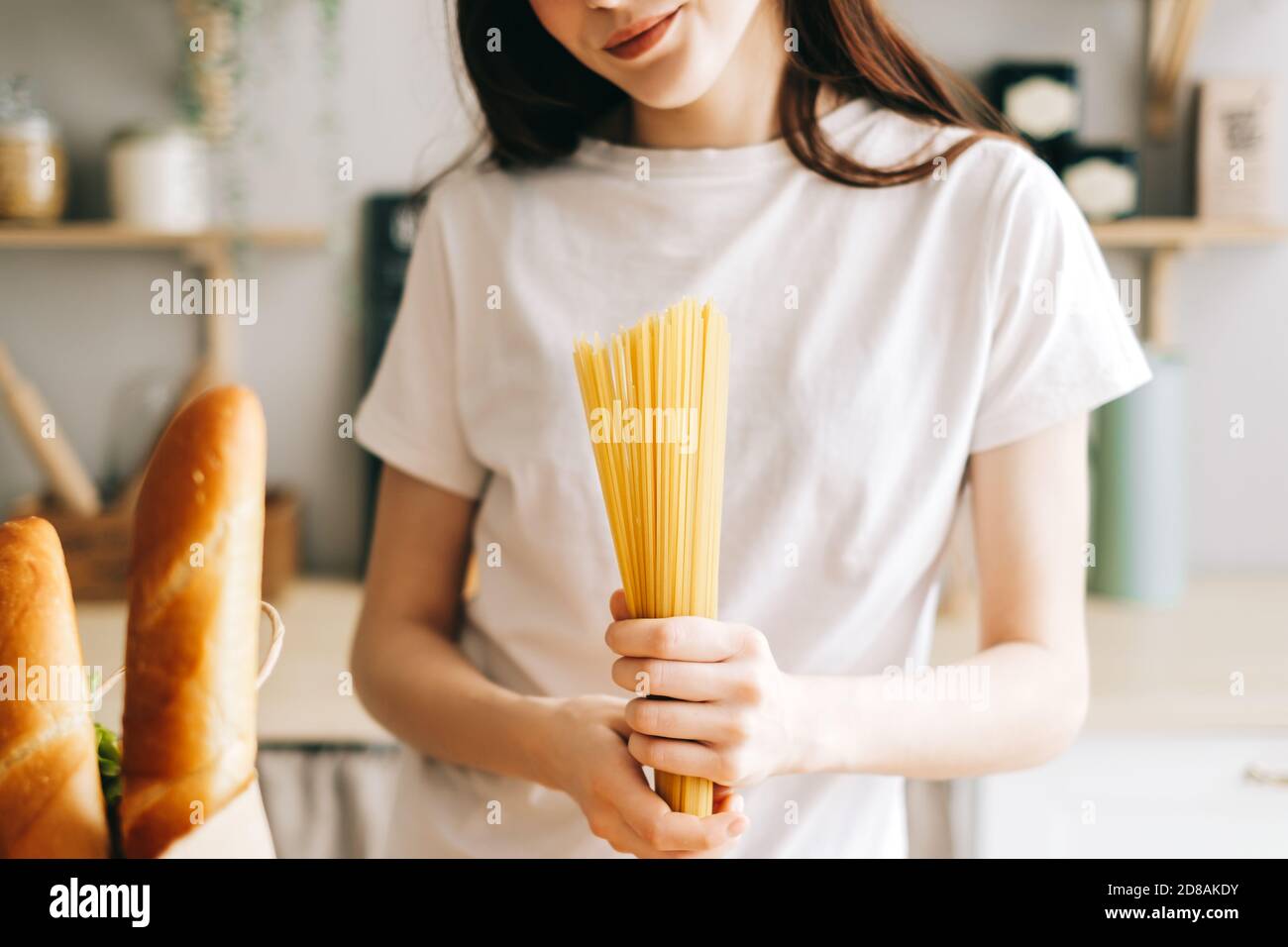 Woman holding raw spaghetti hi-res stock photography and images - Alamy