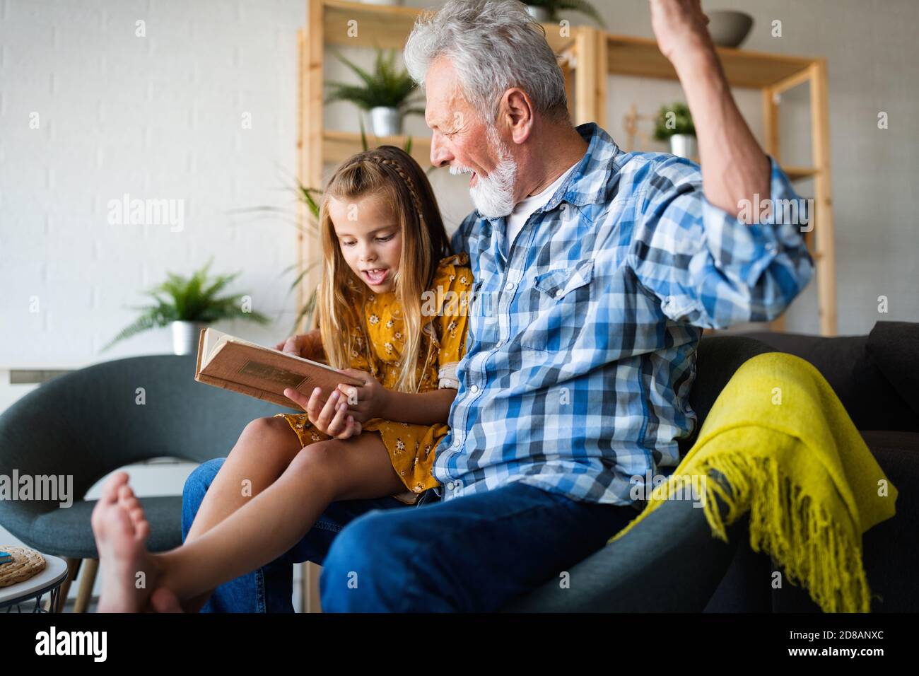 Grandfather reading to children hi-res stock photography and images - Alamy