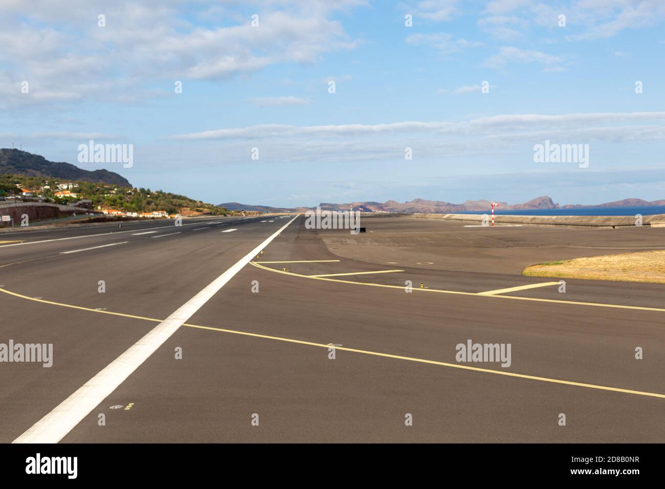 Madeira airport terminal building hi-res stock photography and images ...