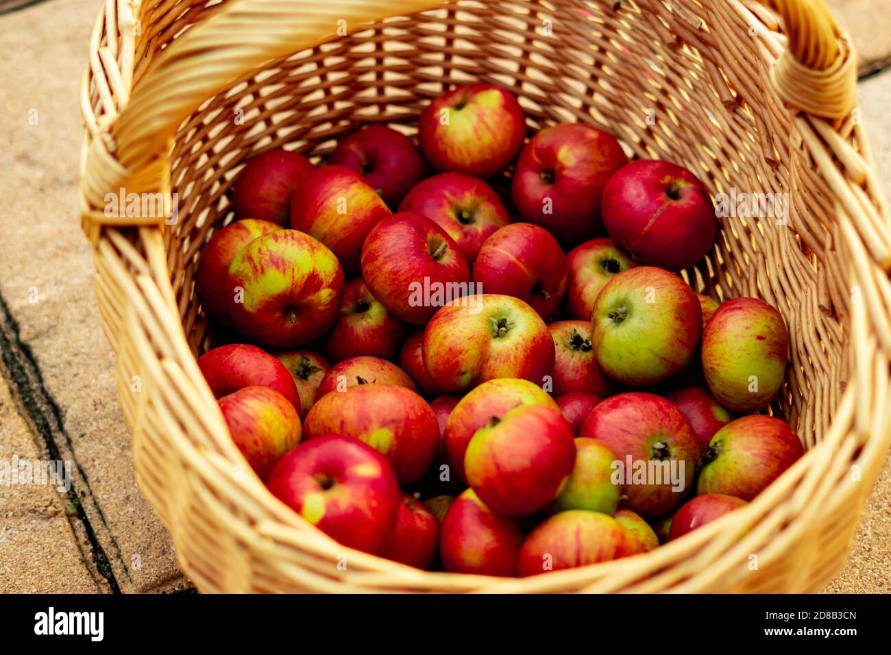 Red apples in a basket hi-res stock photography and images - Alamy