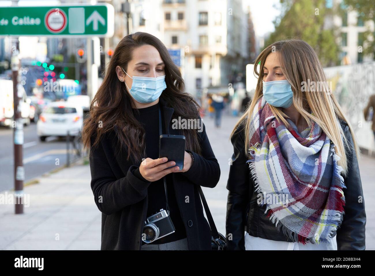 Cell phones people walking looking down hi-res stock photography and ...