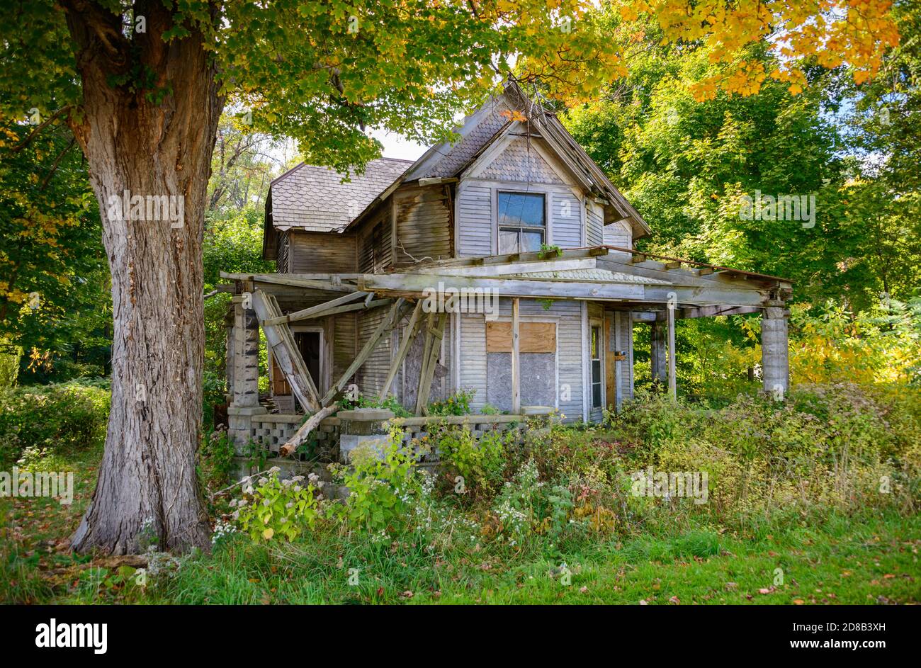 abandoned house in giard pennyselvia Stock Photo - Alamy