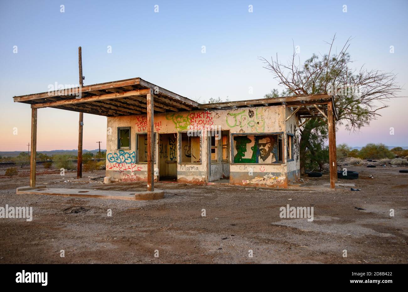 Abandoned Gas Station in the Desert Stock Photo - Alamy