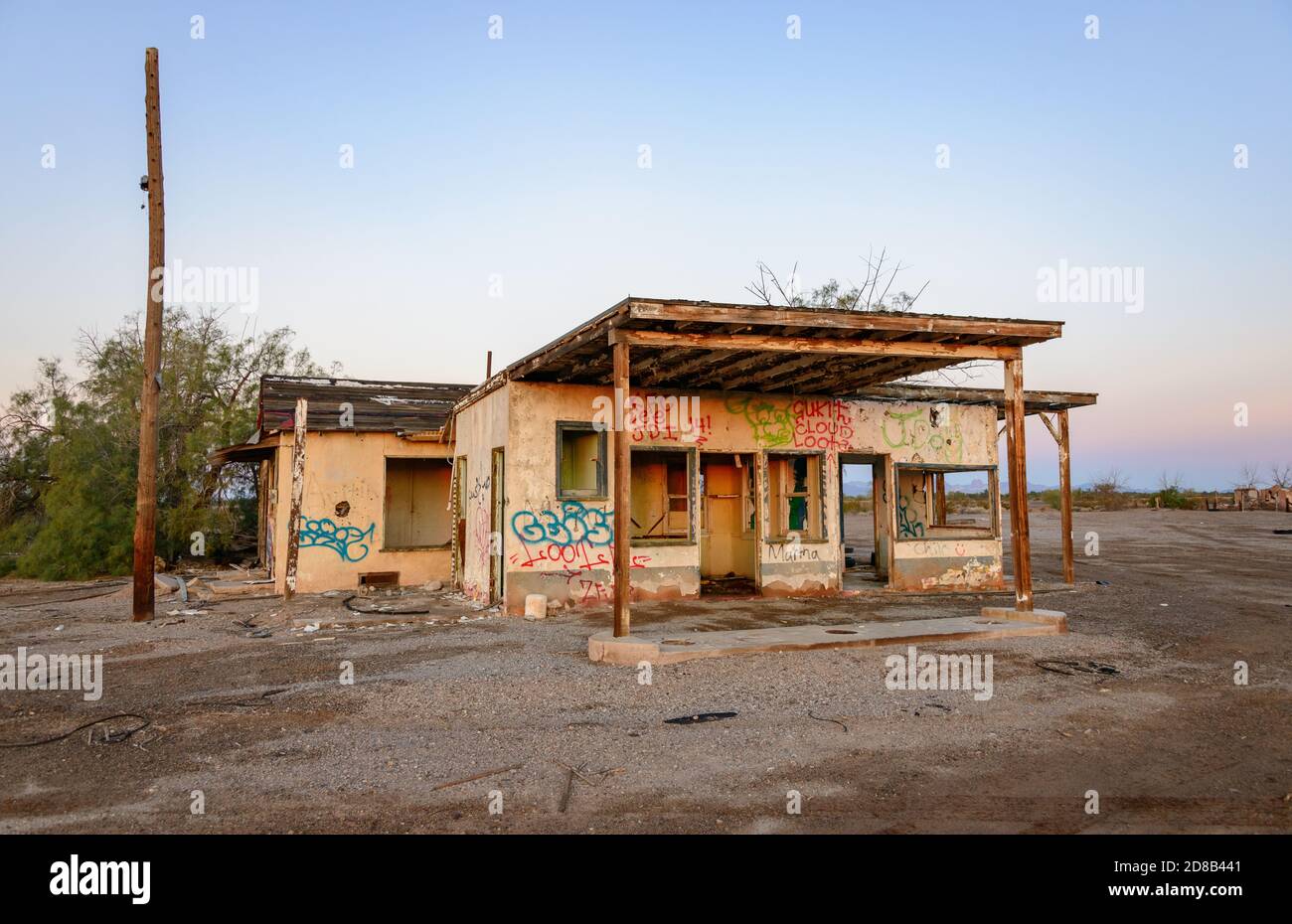 Desert landscape abandoned gas station hi-res stock photography and ...