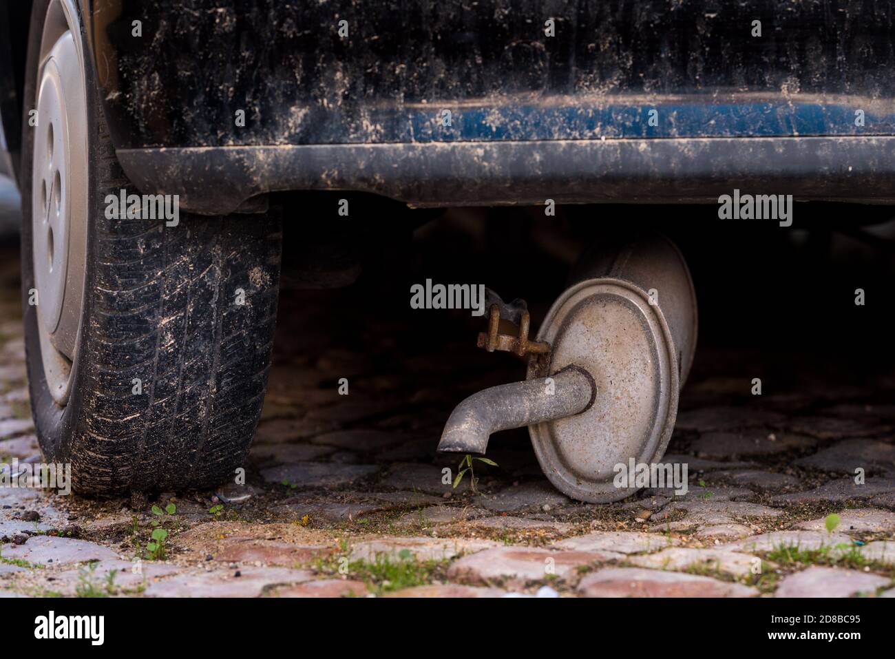 Car muffler fallen off hi-res stock photography and images - Alamy