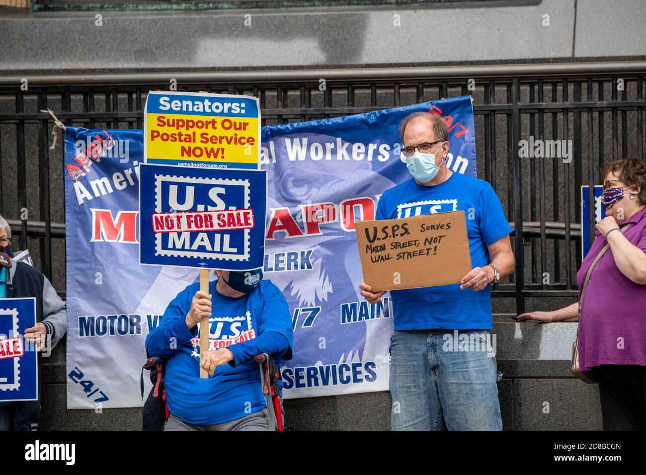 Protesters holding protest signs hi-res stock photography and images ...