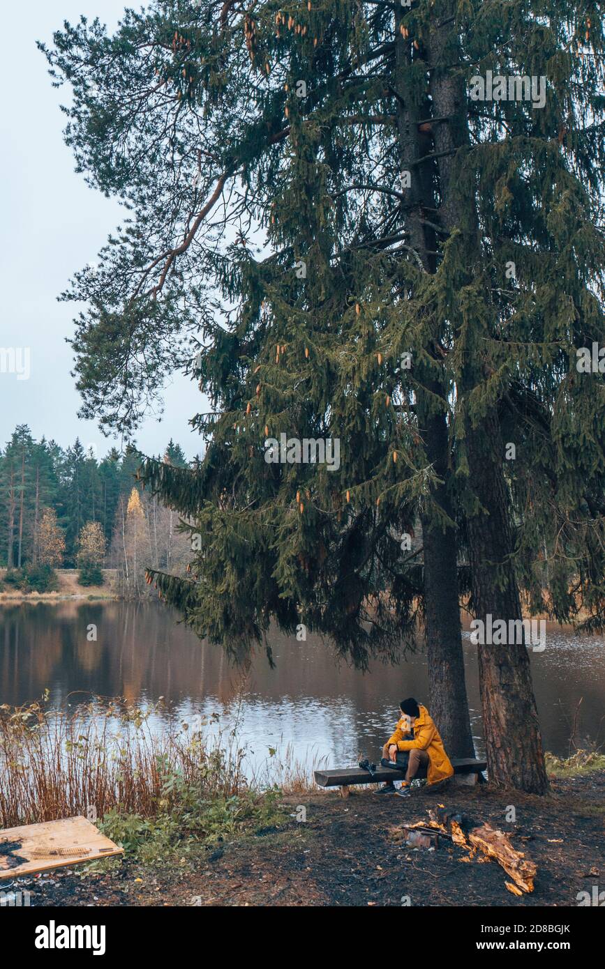 Sit next to the tree hi-res stock photography and images - Alamy