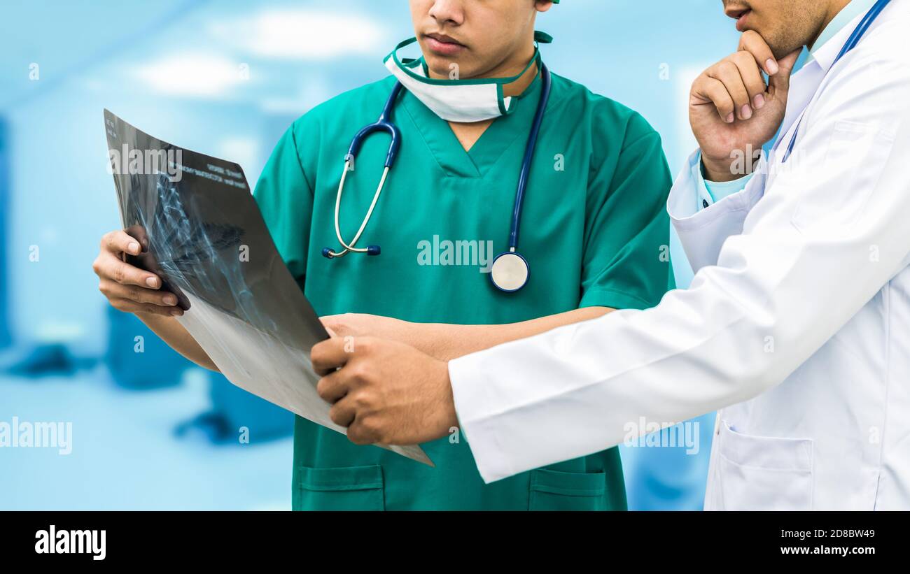 Doctor diagnosing hi-res stock photography and images - Alamy
