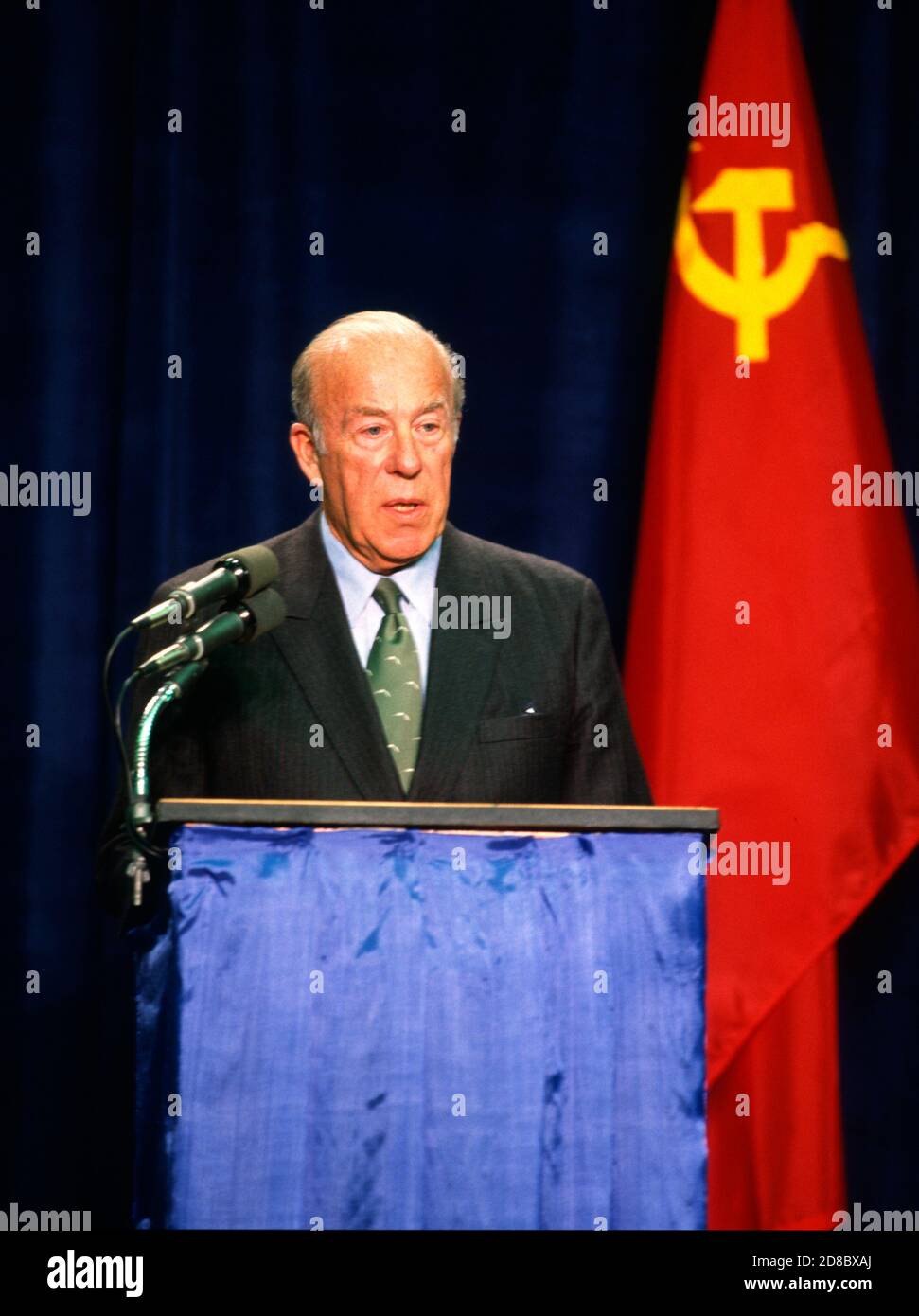 George shultz soviet union hi-res stock photography and images - Alamy
