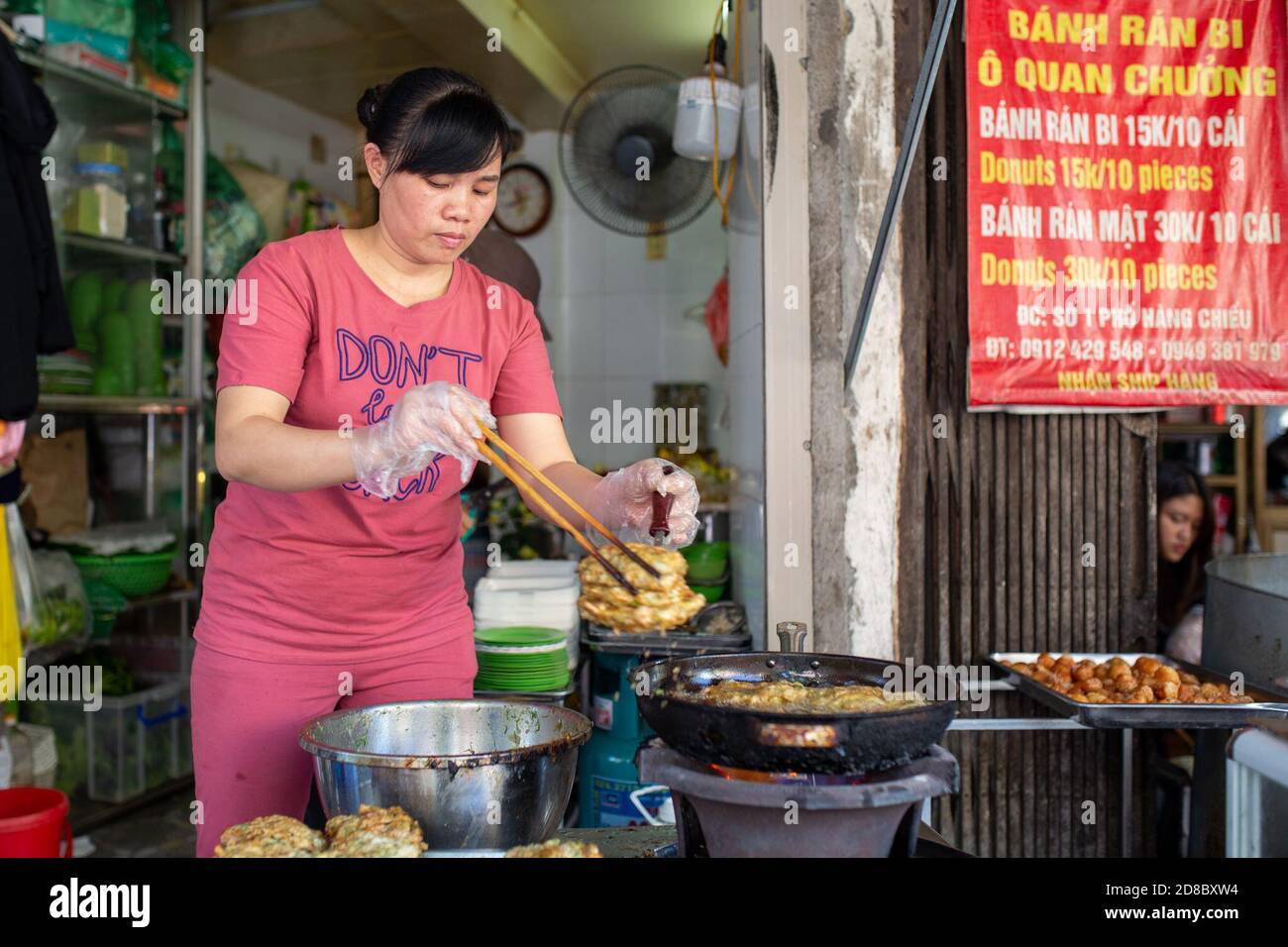 Hanoi, Vietnam. 23rd Oct, 2020. A cook prepares worm omelettes at the ...