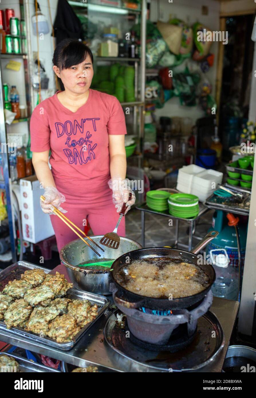 Hanoi, Vietnam. 23rd Oct, 2020. A cook prepares worm omelettes at the ...
