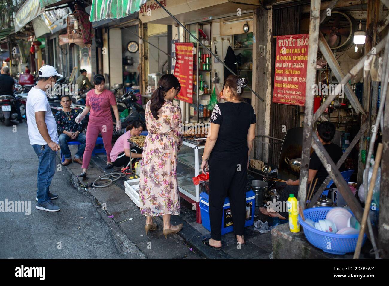 Hanoi, Vietnam. 23rd Oct, 2020. Employees serve worm omelets at the Cha ...
