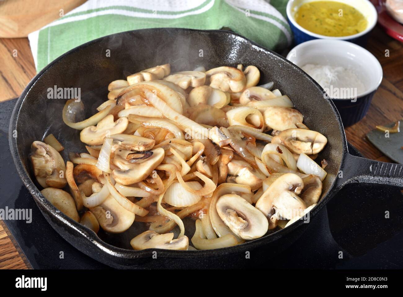Slicec mushrooms hi-res stock photography and images - Alamy
