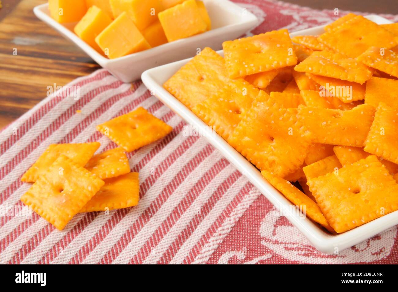 Crackers in a snack dish with cubes of cheddar cheese Stock Photo - Alamy