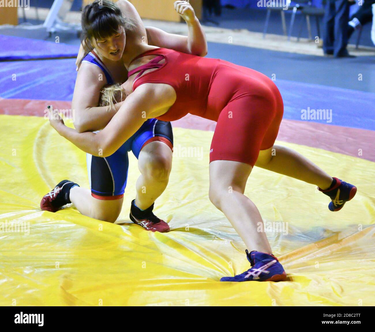 Two girls arm wrestling hi-res stock photography and images - Alamy