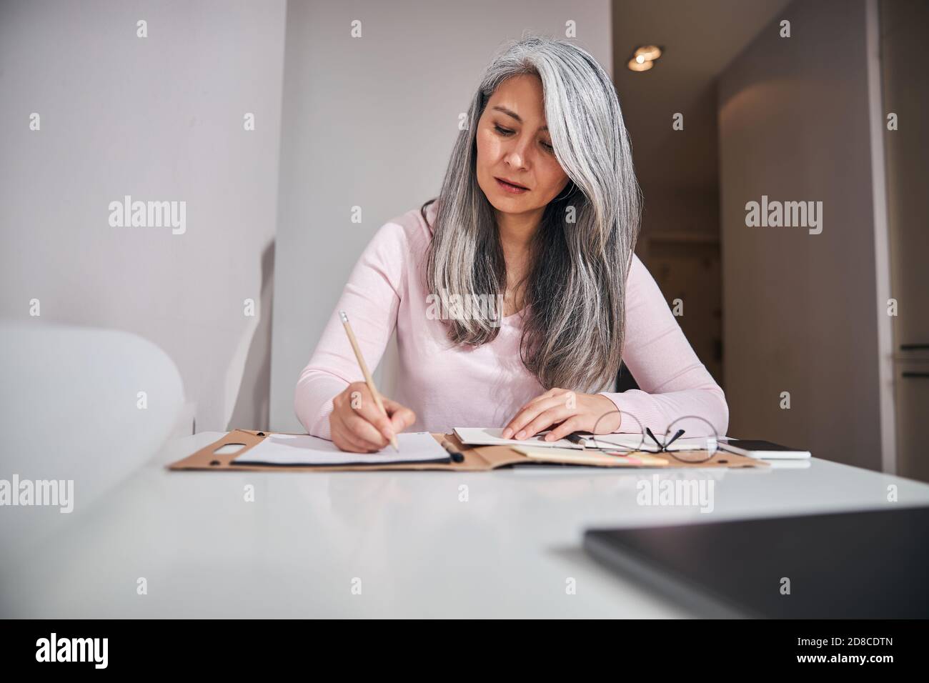 Business woman doing paperwork plan hi-res stock photography and images ...