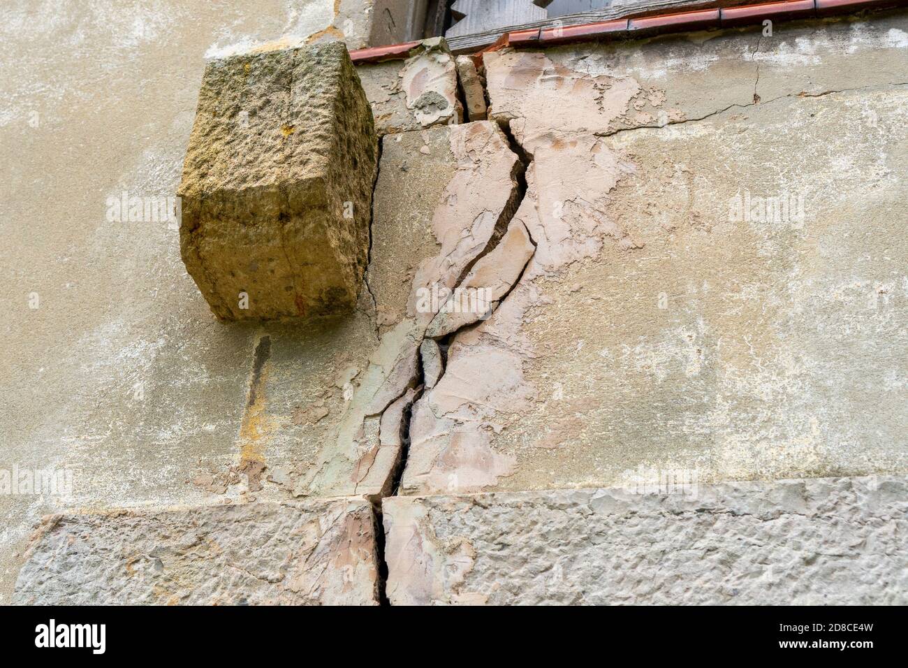 Broken wall with cracks close-up. Destruction of the house Stock Photo ...