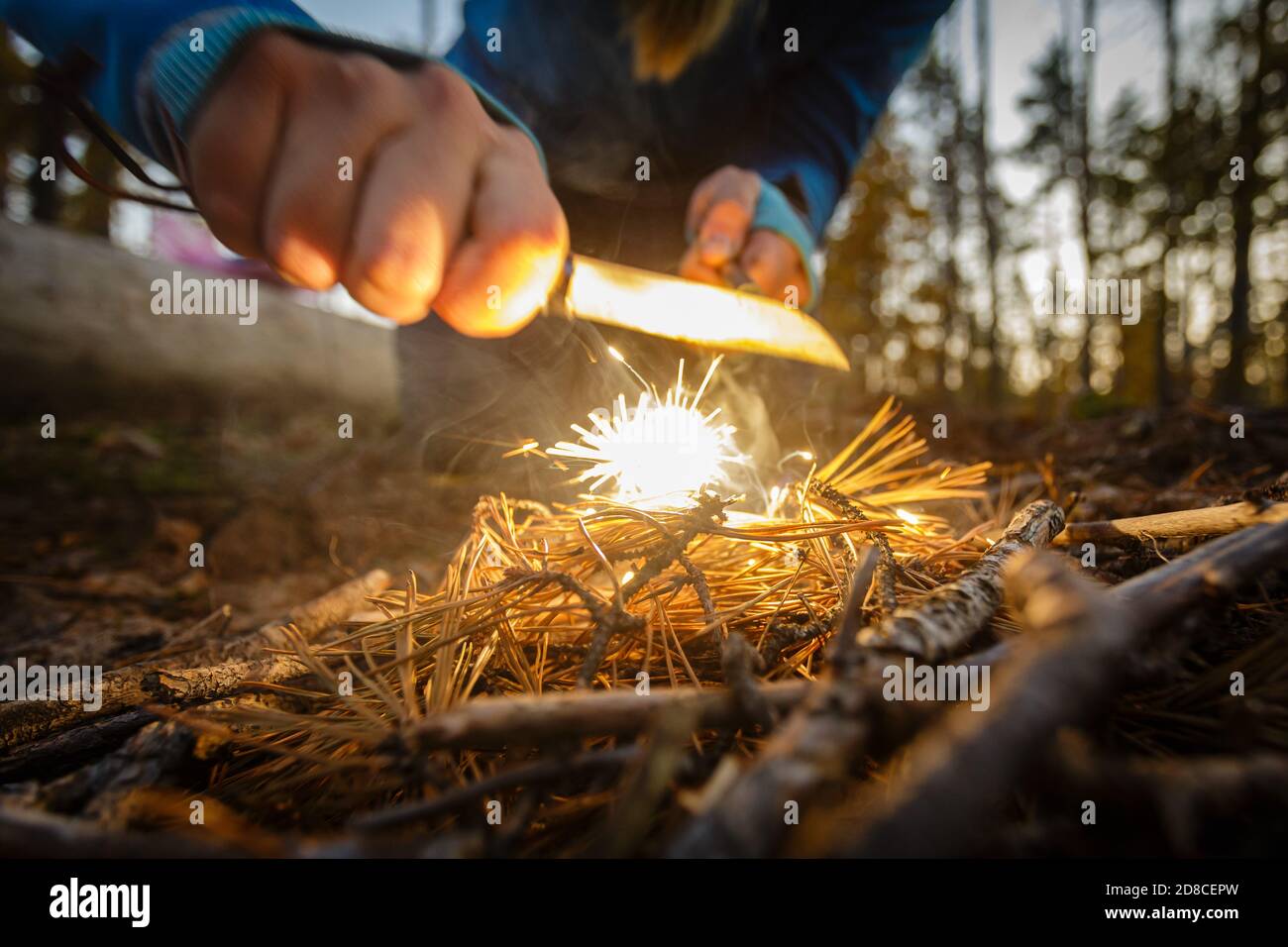 Flint stones fire hi-res stock photography and images - Alamy