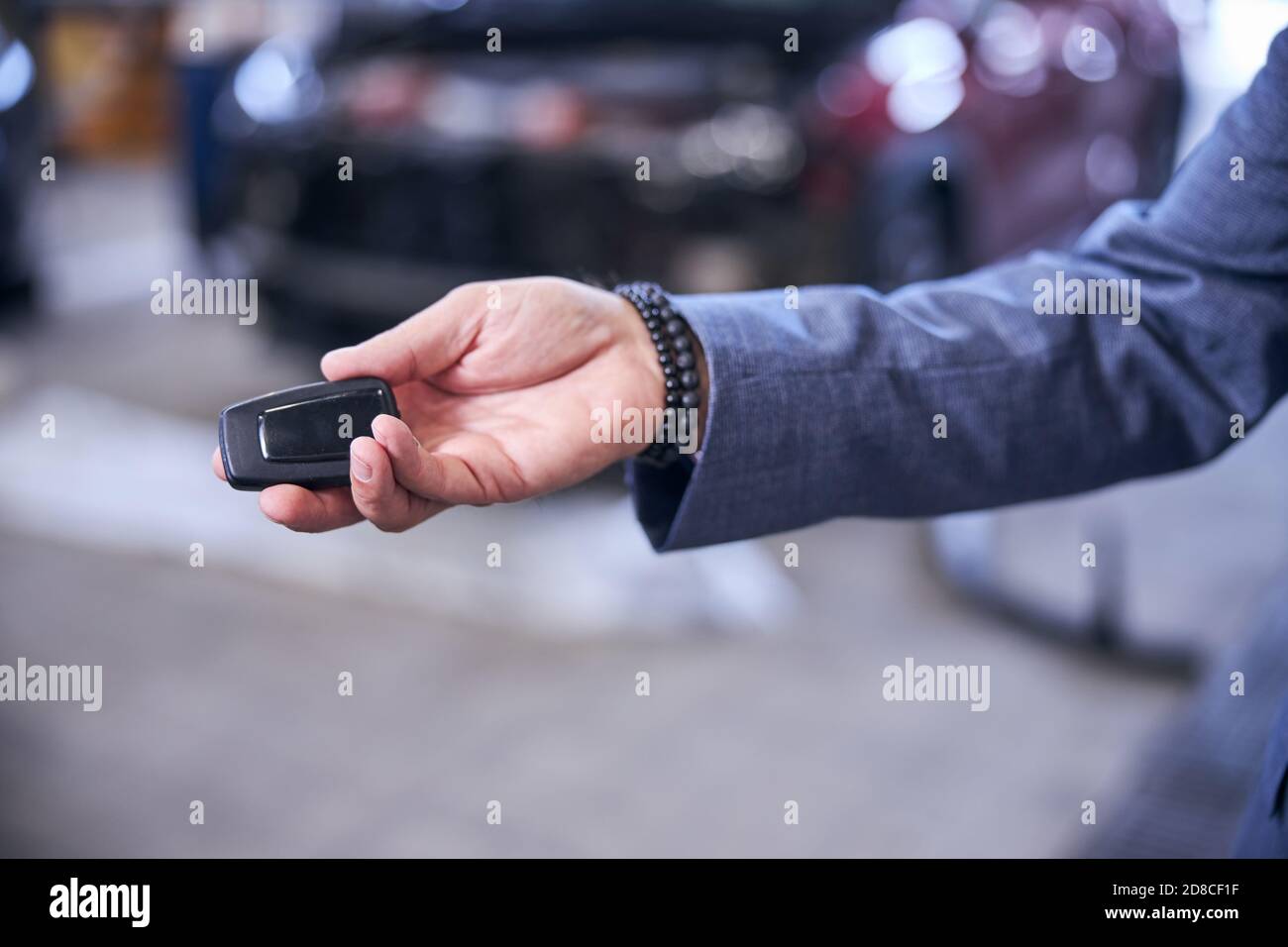Male hand holding modern electronic car key Stock Photo - Alamy