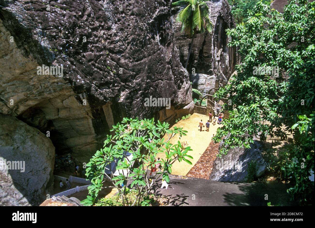 Aluvihara buddhist temple matale hi-res stock photography and images ...