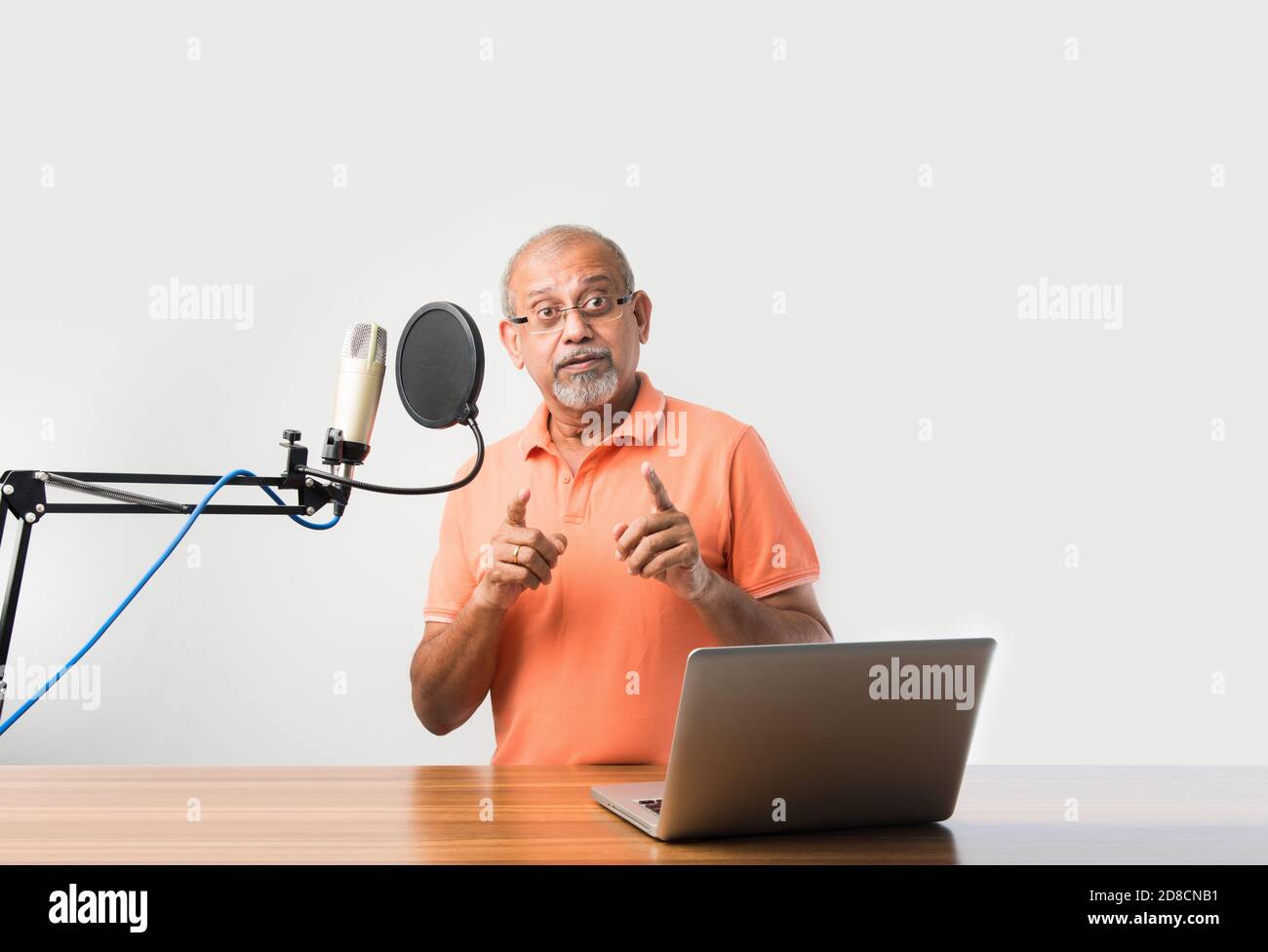 Influencer camera man mic hi-res stock photography and images - Alamy