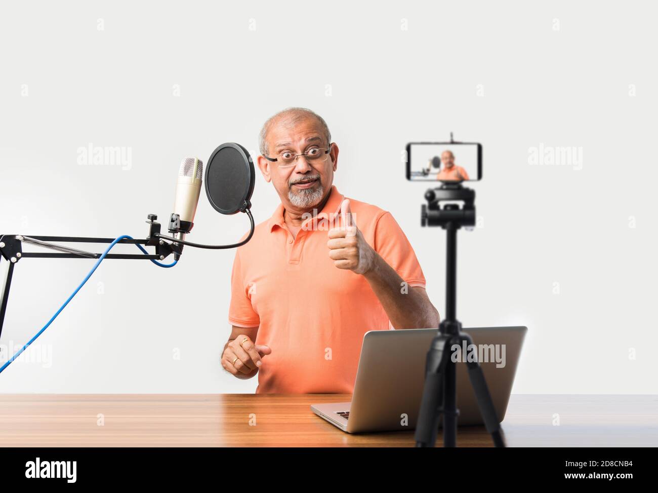 Influencer camera man mic hi-res stock photography and images - Alamy