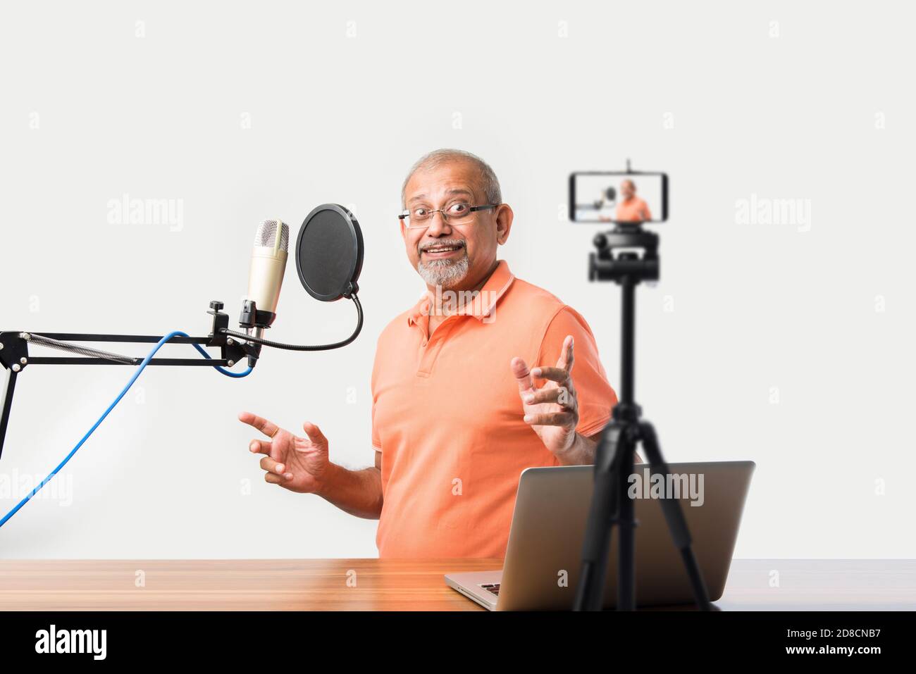 Influencer camera man mic hi-res stock photography and images - Alamy