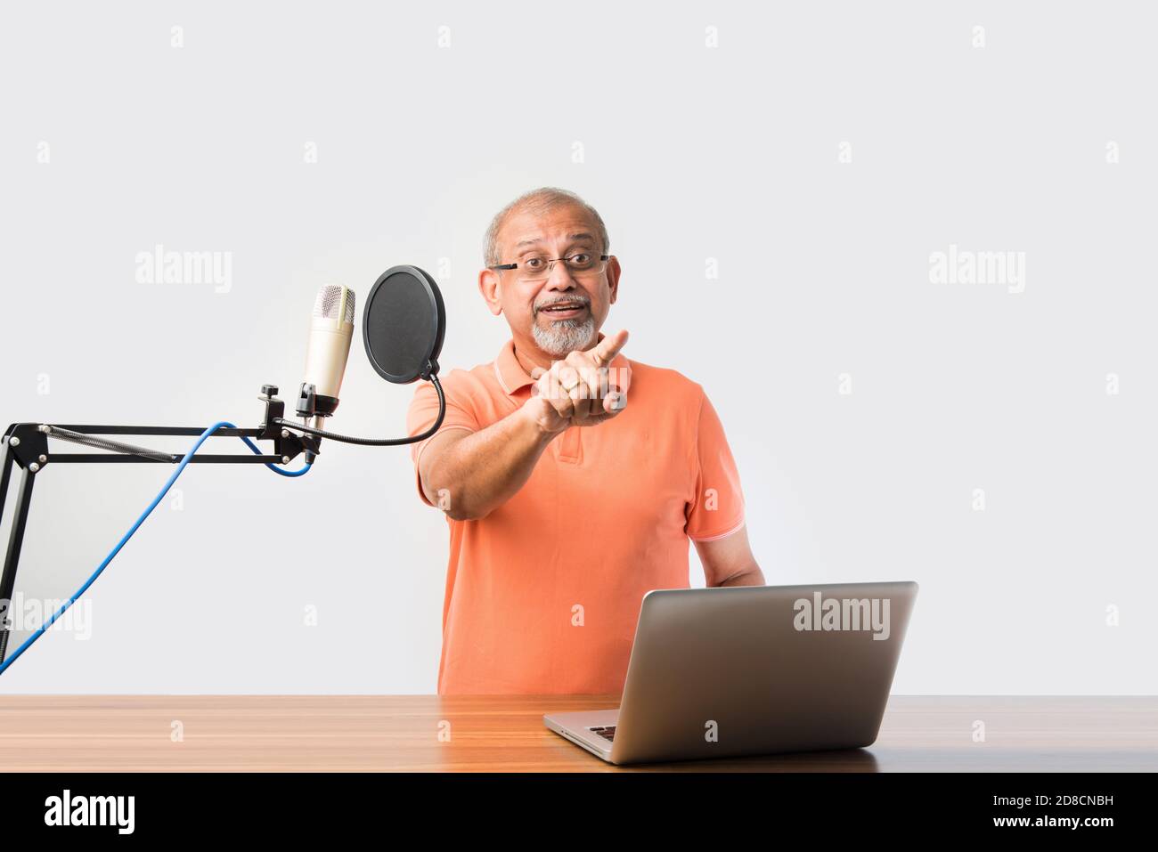 Influencer camera man mic hi-res stock photography and images - Alamy