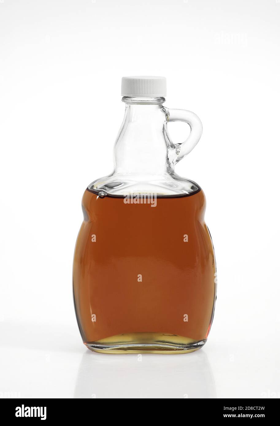 BOTTLE OF MAPLE SYRUP AGAINST WHITE BACKGROUND Stock Photo - Alamy