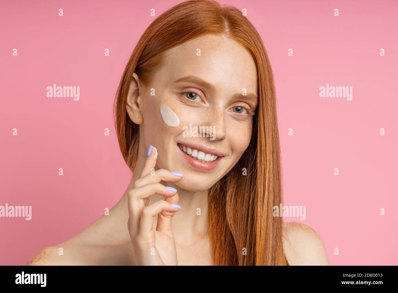 Portrait of cheerful beauty model has fresh pure skin, applying wrinkle ...