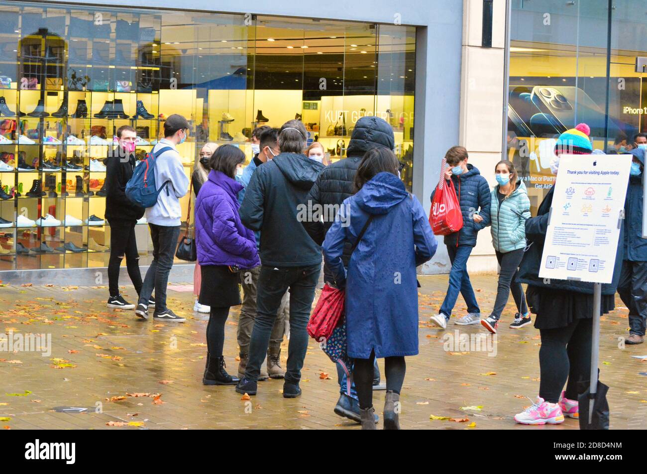Queue people waiting in rain hi-res stock photography and images - Alamy