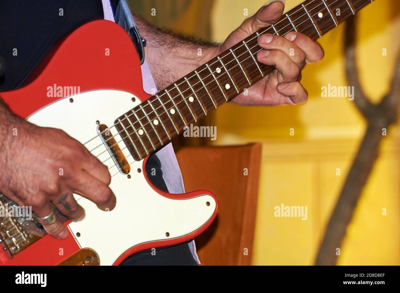 a guitarist play the electric guitar Stock Photo - Alamy