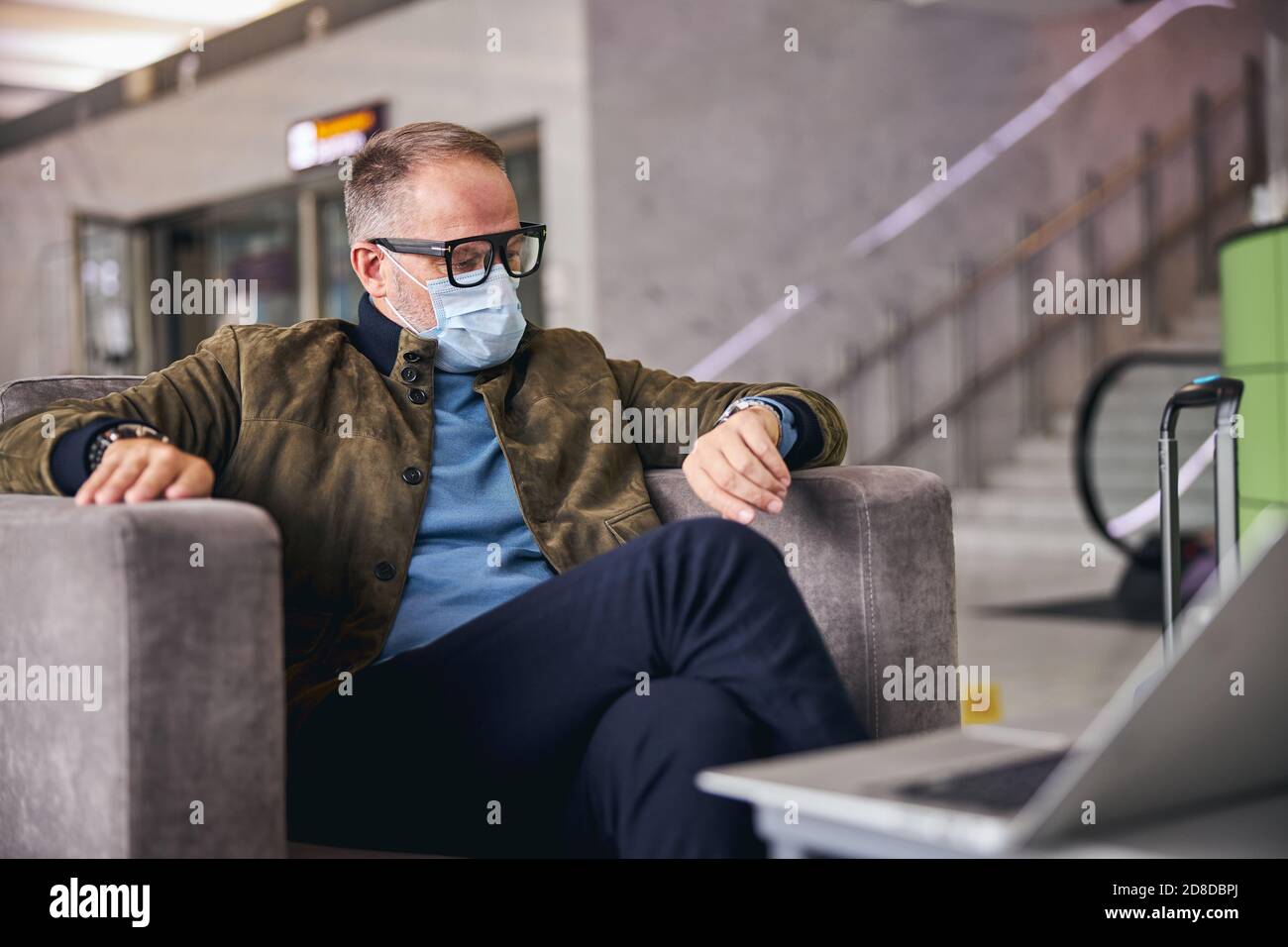 Laptop face time sitting hi-res stock photography and images - Alamy