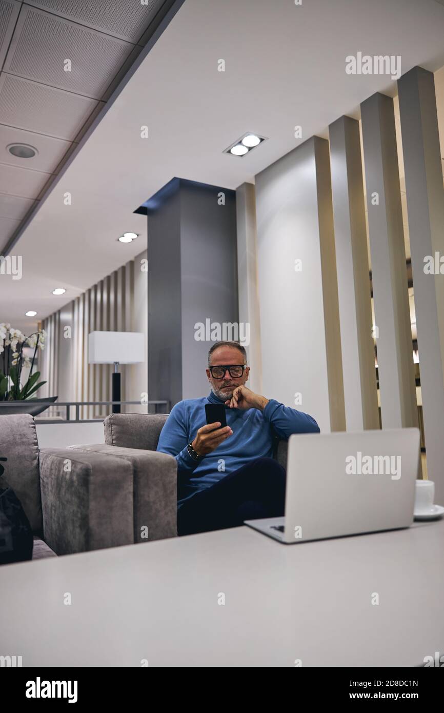 Male reading a text message on his cellphone Stock Photo - Alamy