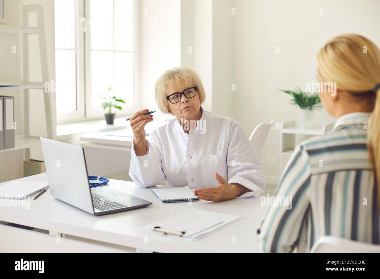 Doctor explain something to woman hi-res stock photography and images ...