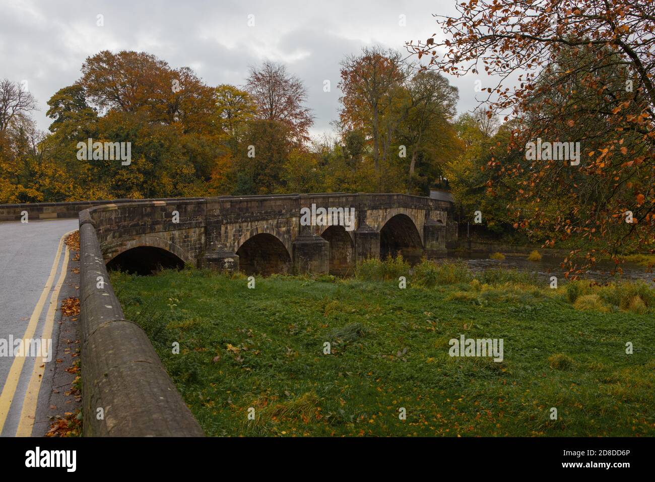 Golden leaves and red bridge hi-res stock photography and images - Alamy