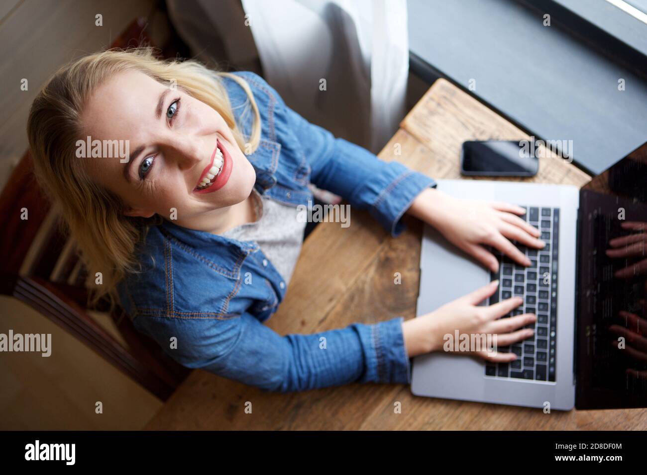 Woman from above looking up hi-res stock photography and images - Alamy