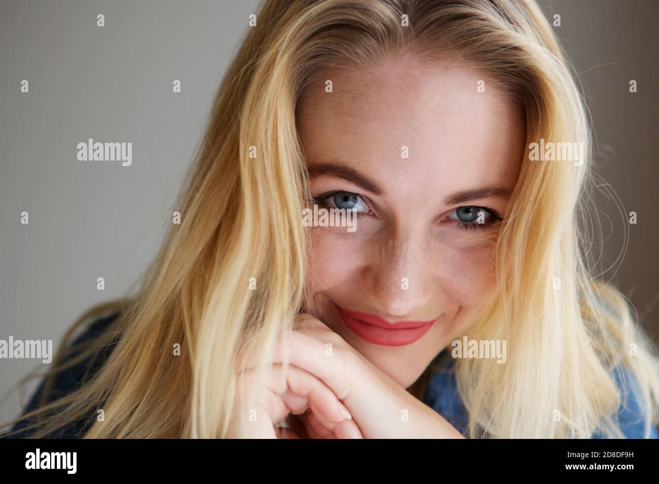 Leaning on hands hi-res stock photography and images - Alamy