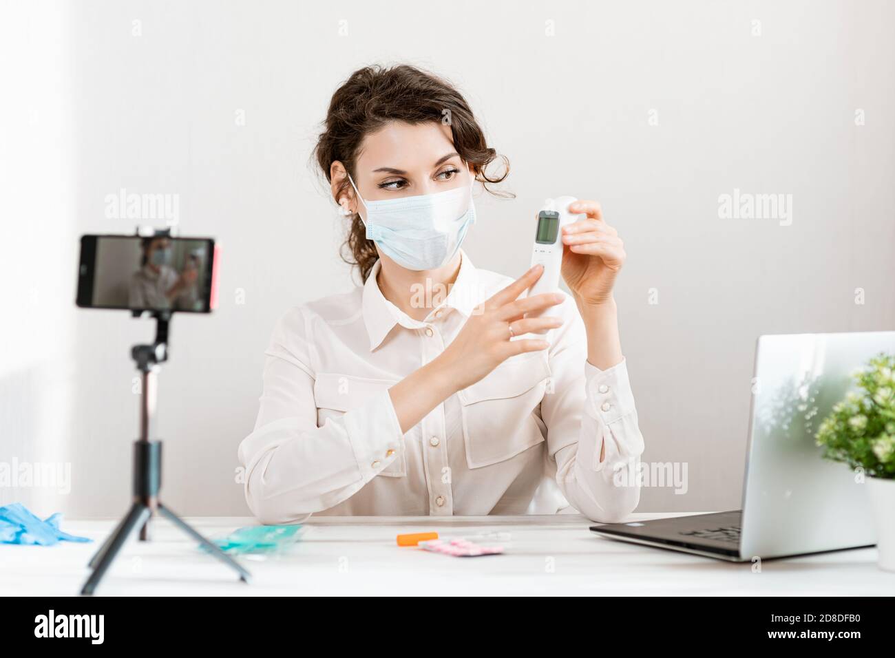 Video blogger talks camera hi-res stock photography and images - Alamy