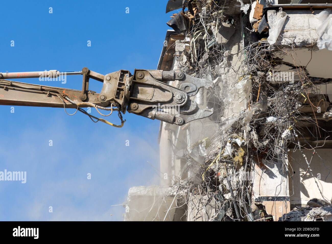 Heavy equipment hydraulic shears arrow dismantle the building ...