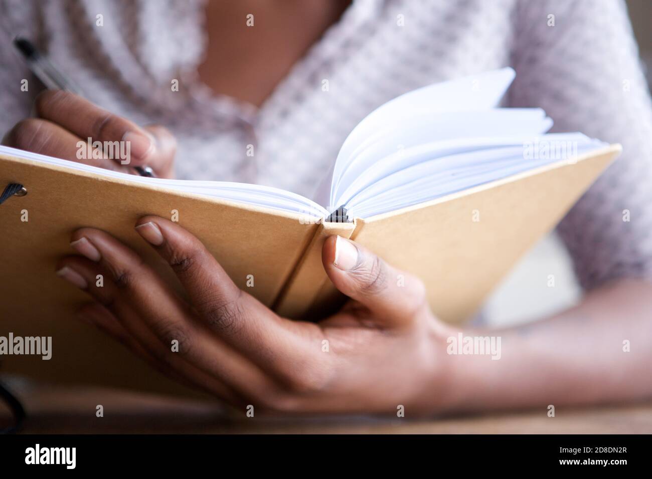 Hands holding pen hi-res stock photography and images - Alamy