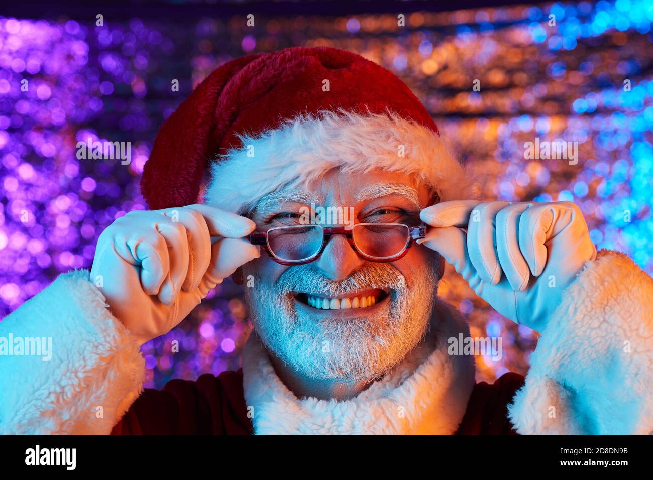 Smiling bearded man wearing glasses hi-res stock photography and images ...