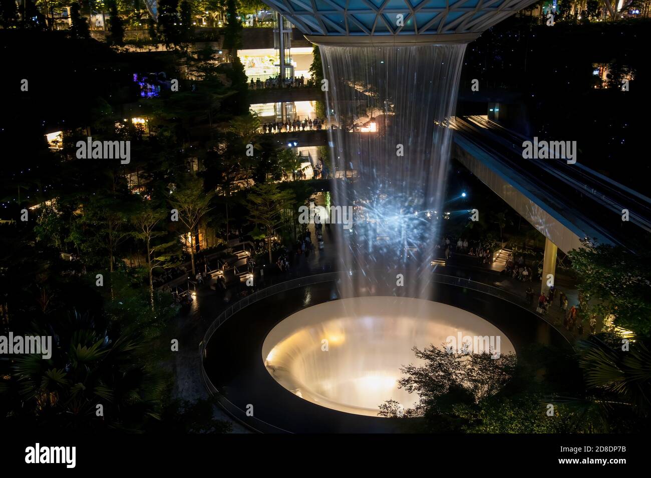 Jewel terminal at changi airport hi-res stock photography and images ...