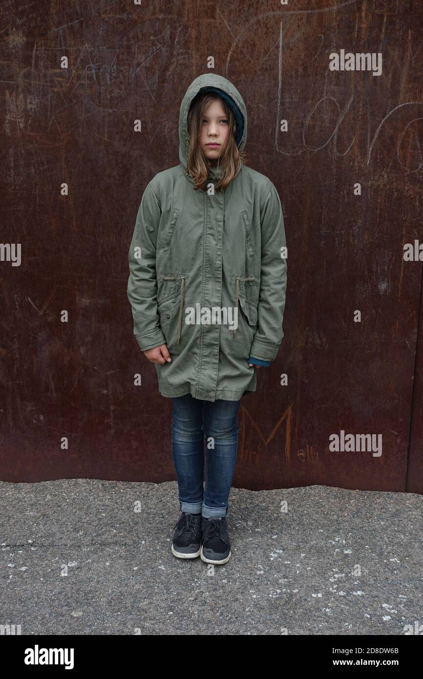 Girl in front of the berlin wall hi-res stock photography and images ...