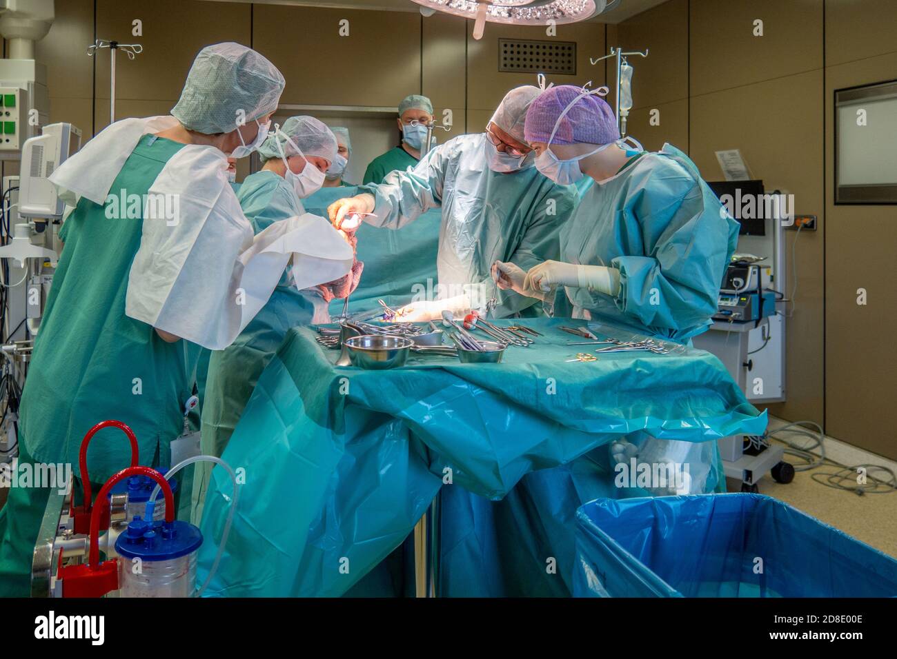 Team operating surgery caesarean hi-res stock photography and images ...