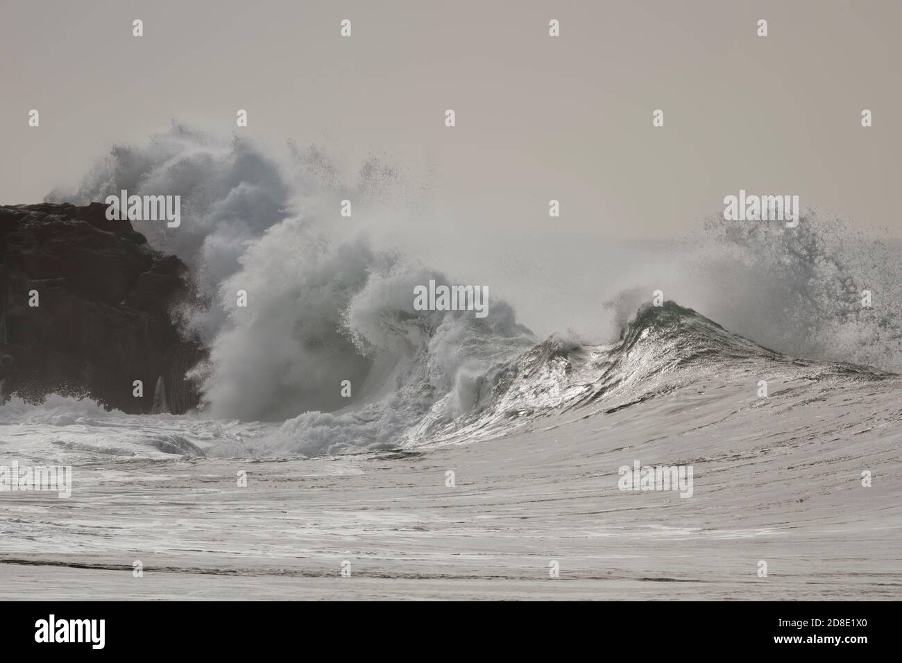 Big wave splash cliffs hi-res stock photography and images - Alamy
