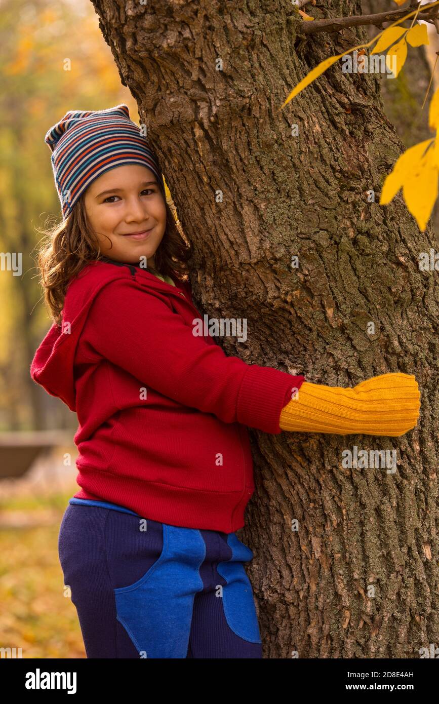 Hug tree pose hi-res stock photography and images - Alamy
