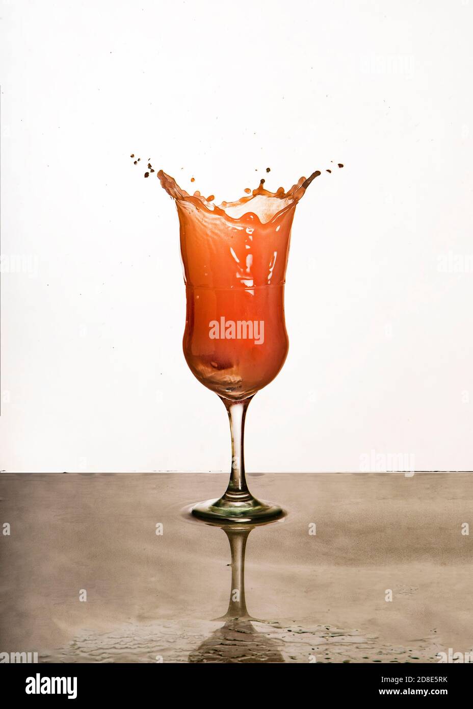 Splashing martini hi-res stock photography and images - Alamy