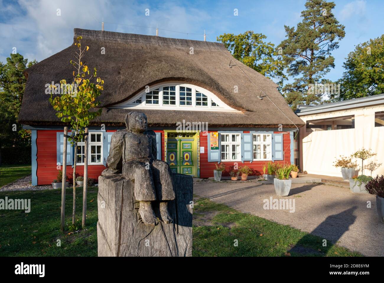 Prerow, Germany. 19th Oct, 2020. Among the traditional thatched houses ...